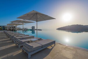 Piscina interior, piscina exterior, guarda-sóis, espreguiçadeiras 