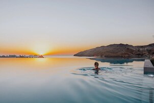 Piscina interna, piscina externa, guarda-sóis, espreguiçadeiras