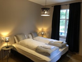 Quarto Duplo ou Twin, casa de banho privativa | Minibar, secretária, secretária adequada para computadores portáteis 