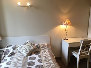 Com decoração personalizada, com mobília individualizada, secretária 