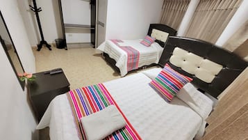 Quarto duplo, suíte, vista para a cidade | Roupas de cama premium, edredons de pluma