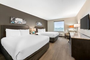 Roupas de cama premium, escrivaninha, espaço de trabalho para notebook
