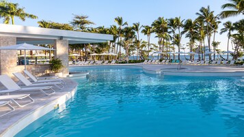 2 piscinas exteriores, espreguiçadeiras