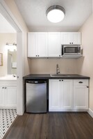 Quarto Superior, 2 camas queen-size, frigorífico e micro-ondas | Kitchenette privada | Uma cafeteira/bule, uma chaleira elétrica 