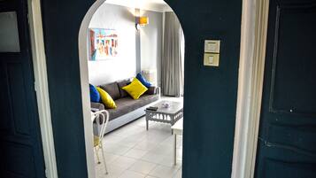 Apartamento Design, 1 quarto, não fumadores, no rés do chão | Sala de estar | TV de ecrã plano