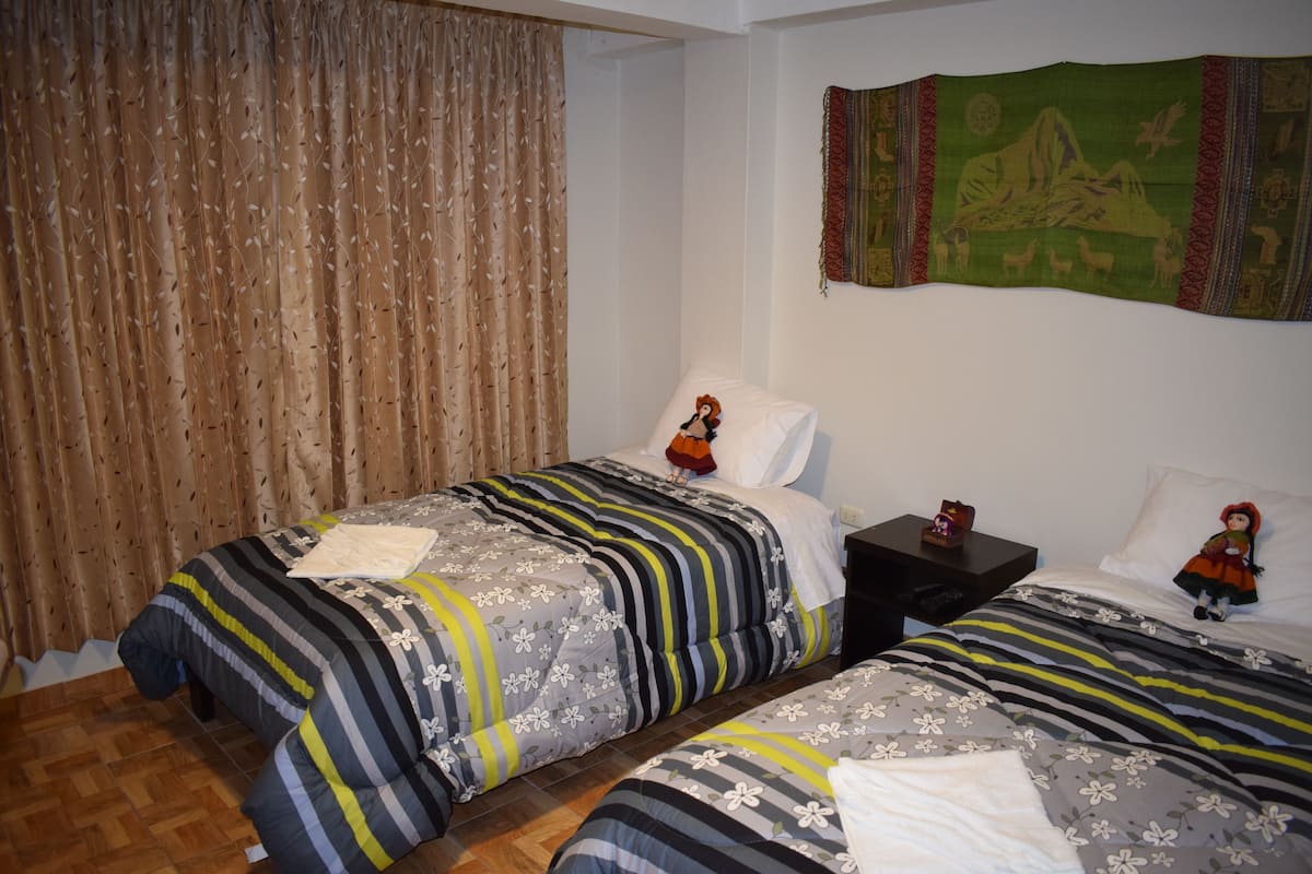 Quarto Twin Standard, casa de banho privativa | Roupa de alta qualidade, ferro/tábua de engomar, Wi-fi grátis