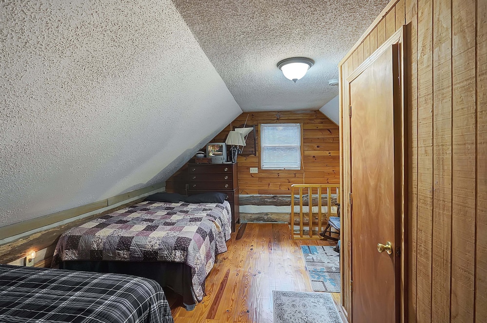 Original Log Home In The Smokey Mountains - Waynesville, NC