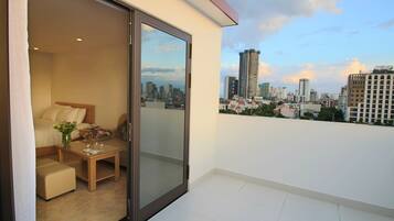 Apartamento Superior, várias camas | Varanda