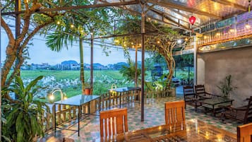 Café da manhã, almoço e jantar; culinária local