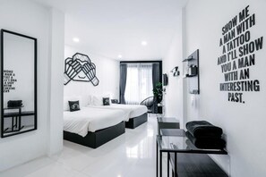 Quarto de hotel moderno com uma cama grande, uma escrivaninha e um espelho.