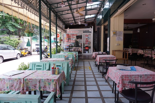 Pequenos-almoços, almoços, jantares servidos, cozinha internacional