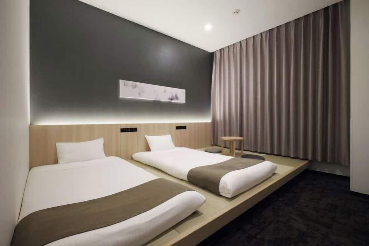 Cofres nos quartos, cortinas blackout, Wi-Fi de cortesia, roupa de cama