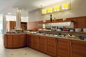 Pequeno-almoço tipo buffet diário (19 EUR por pessoa)