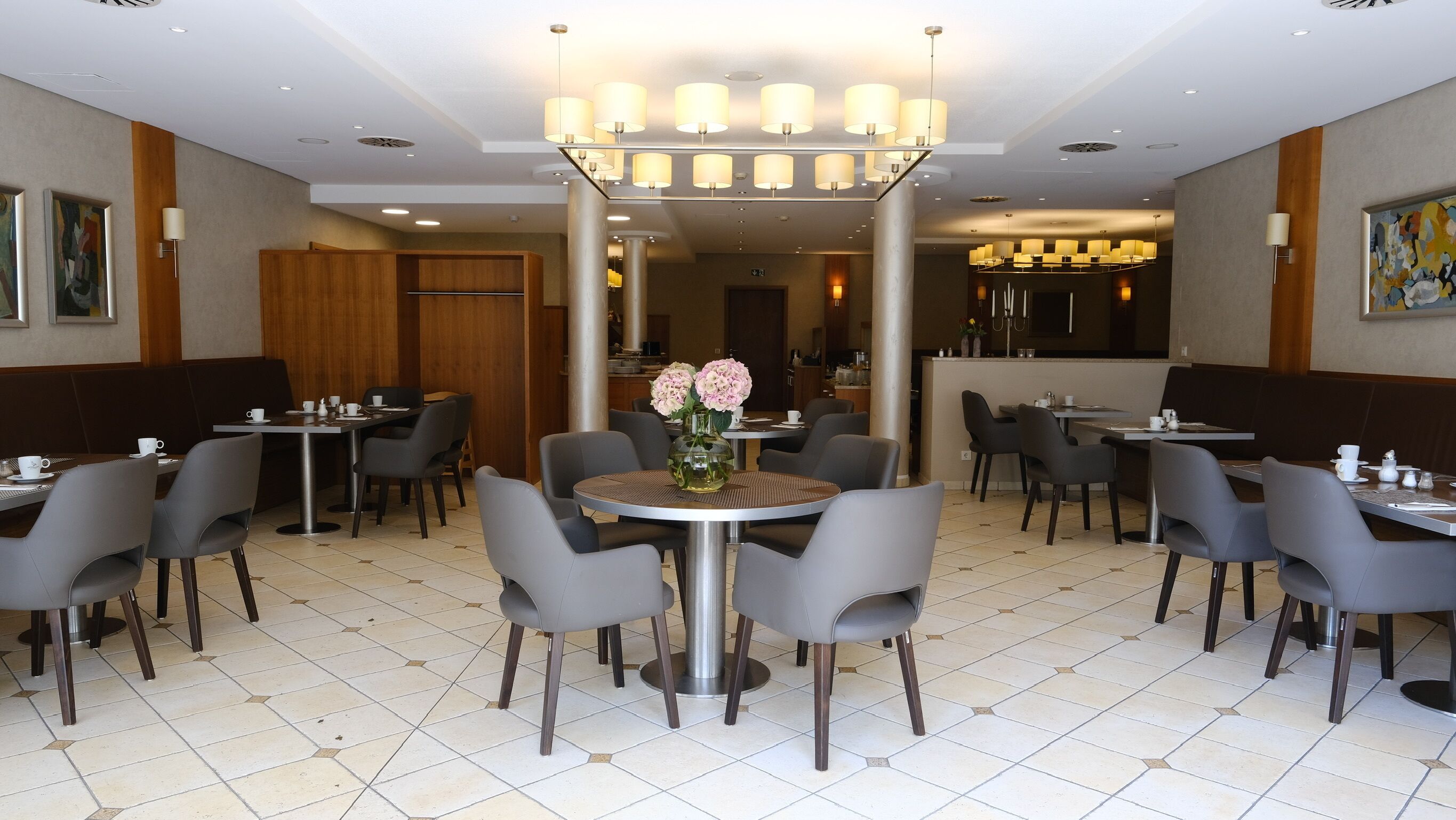 Café da manhã com buffet todos os dias (EUR 19 por pessoa) 