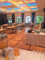 Pequeno-almoço tipo buffet diário incluído 