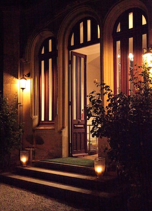 Fachada do alojamento (tarde/noite)