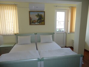 Individualmente mobiliados, escrivaninha, cortinas blackout