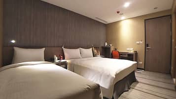 Quarto Triplo | Roupa de alta qualidade, edredões de penas, secretária