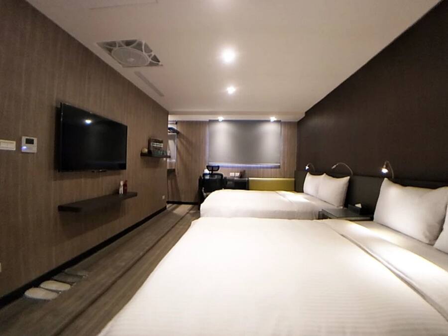 Quarto quádruplo | Roupas de cama premium, edredons de pluma, escrivaninha