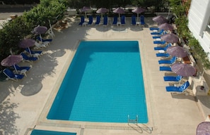 Piscina exterior sazonal, guarda-sóis, espreguiçadeiras 