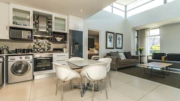 Apartamento superior, 2 quartos | Cozinha privada | Geladeira, micro-ondas, fogão, cooktop