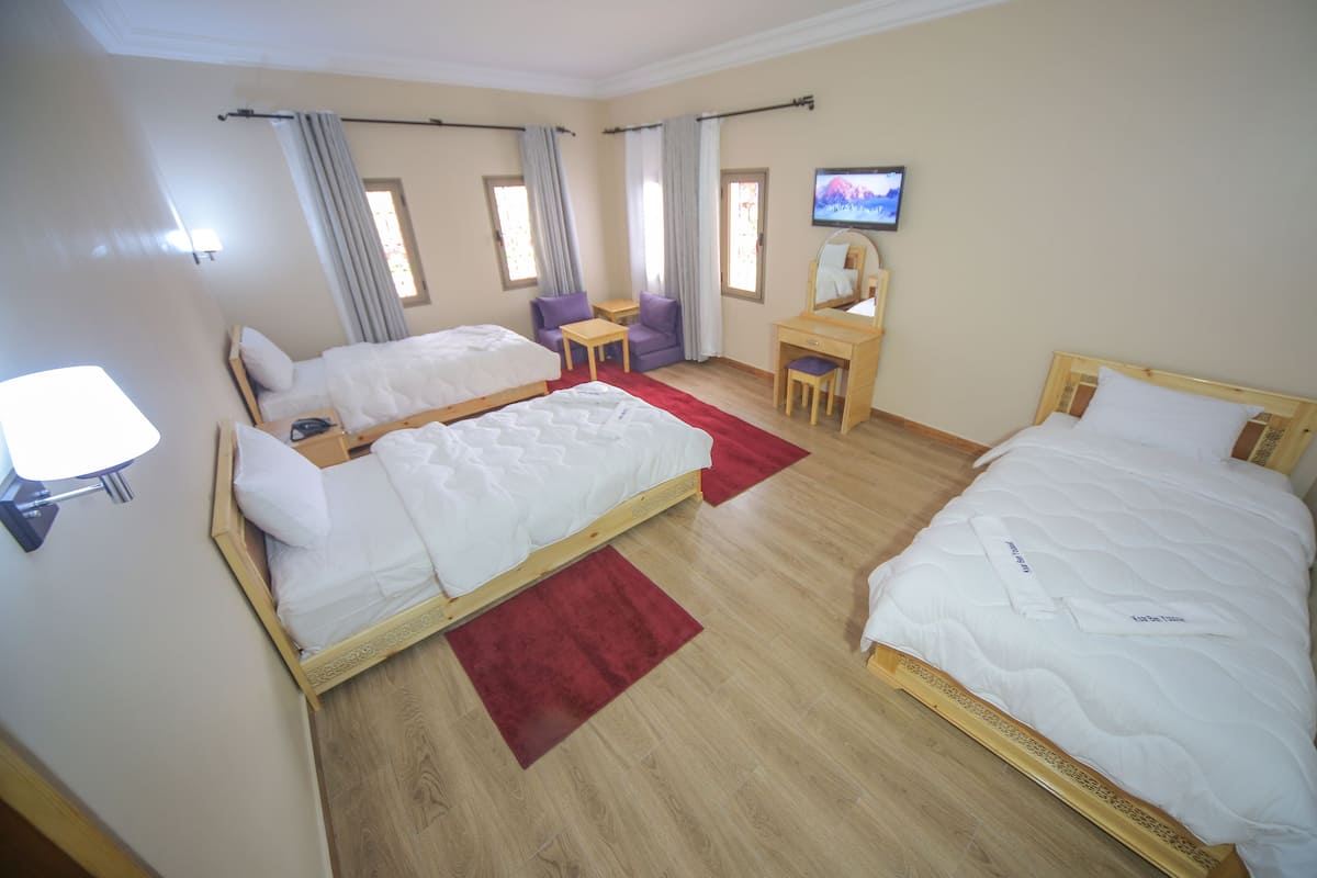 Quarto Triplo Deluxe, não fumadores | Lençóis de algodão egípcio, roupa de alta qualidade, cofre no quarto