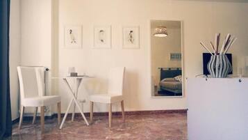 Secretária, Wi-fi grátis, roupa de cama fornecida