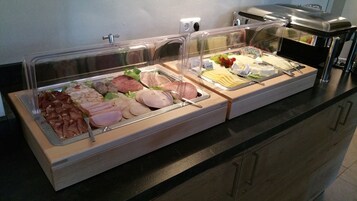 Café da manhã com buffet diário (EUR 8 por pessoa) 