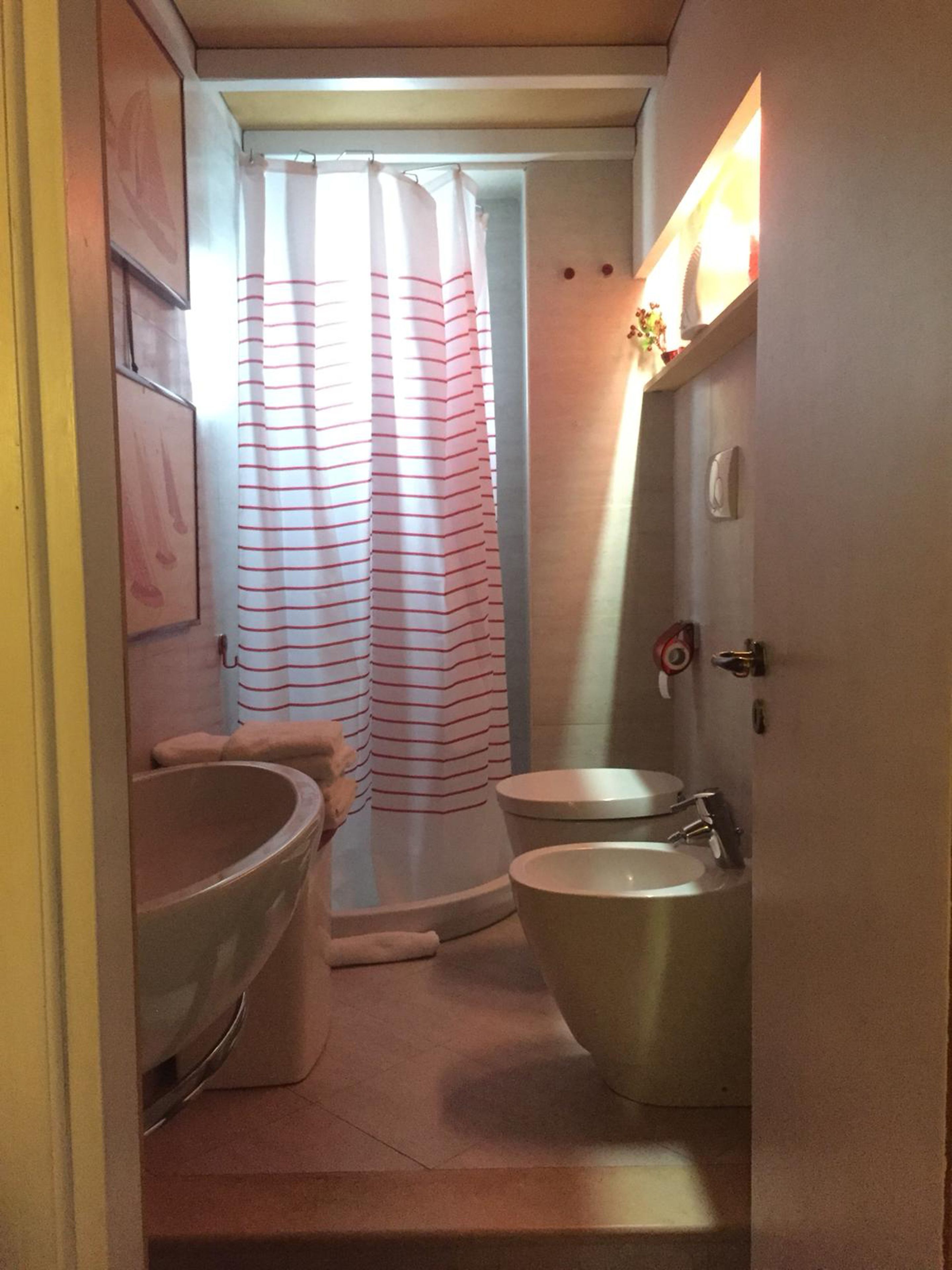 Quarto Duplo Superior | Casa de banho | Um polibã, artigos de higiene pessoal grátis, um secador de cabelo 