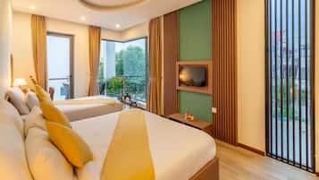 Quarto Familiar, varanda, vista para a piscina | Televisão