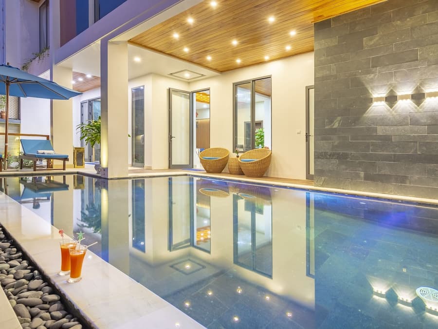 Piscina externa, guarda-sóis, espreguiçadeiras