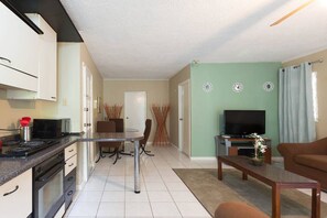 Apartamento Empresarial, vista para o pátio | Sala de estar | Televisor de ecrã plano de 50 polegadas com canais por cabo, televisor 