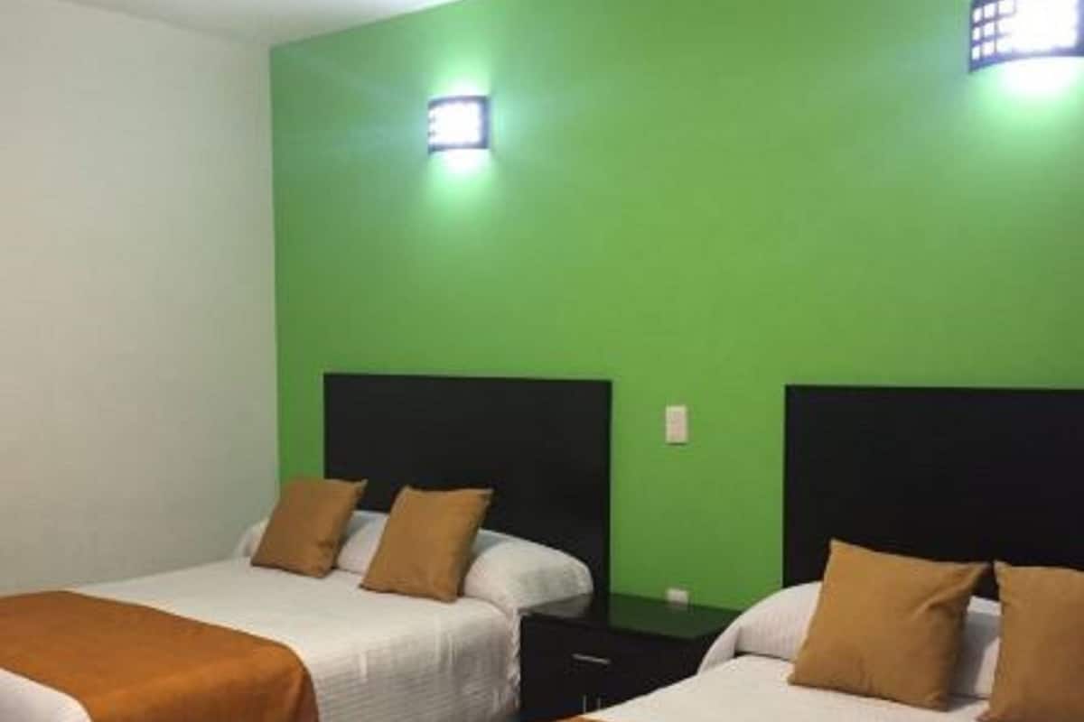 Quarto casal, 2 camas Queen, para não fumantes | Escrivaninha, cortinas blackout, ferros/tábuas de passar roupa