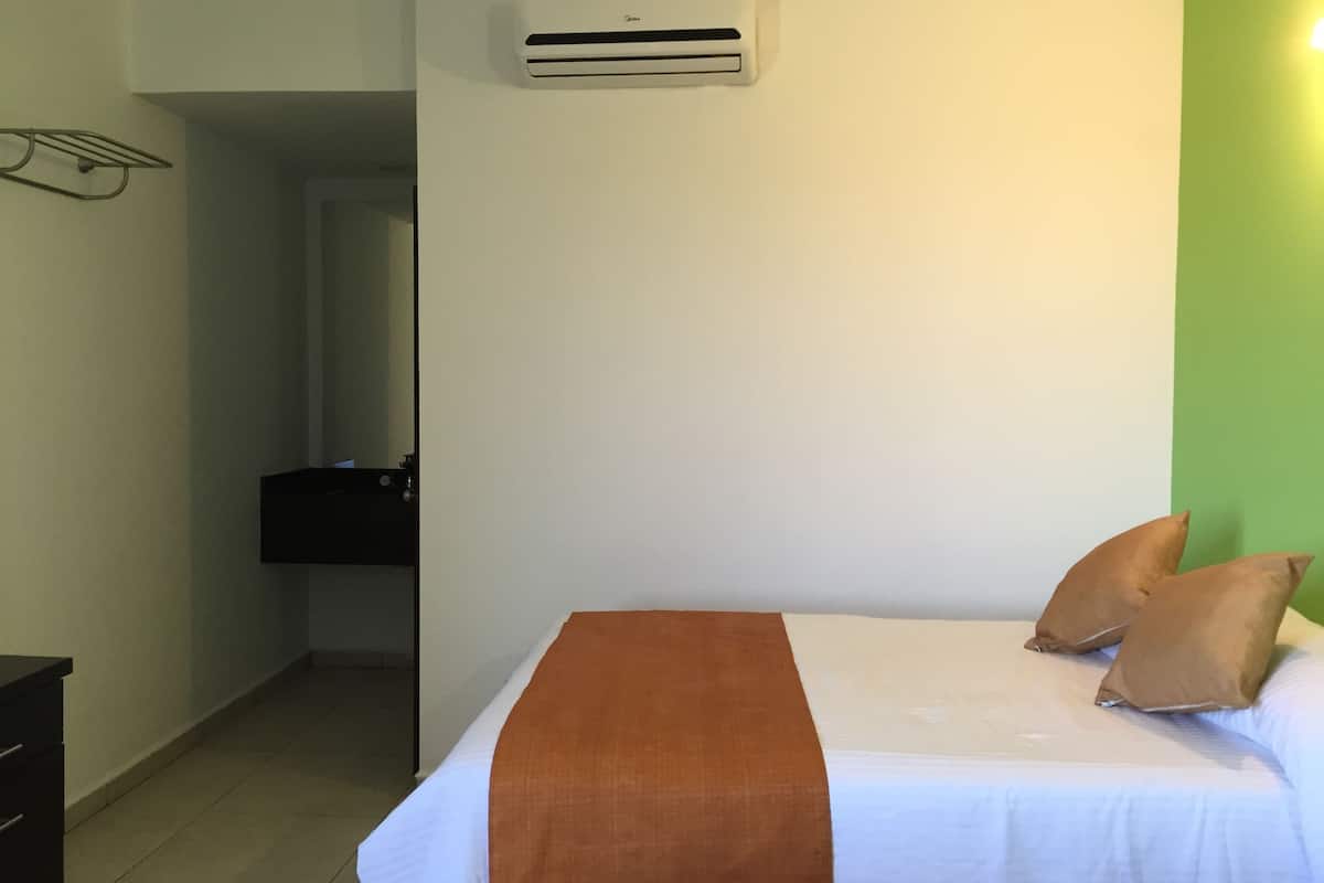 Quarto, 1 cama Queen, para não fumantes | Escrivaninha, cortinas blackout, ferros/tábuas de passar roupa
