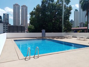 Piscina exterior, guarda-sóis, espreguiçadeiras 