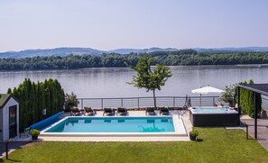 Piscina externa sazonal, funciona das 8h às 19h, espreguiçadeiras