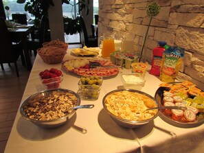 Café da manhã com buffet grátis todos os dias