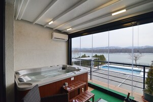 Quarto Duplo Superior | Camas de colchão viscoelástico, minibar, cofre no quarto, secretária 