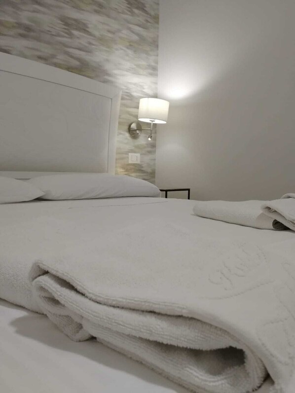 Quarto casal ou duplo econômico | Cofres nos quartos, Wi-Fi de cortesia, roupa de cama