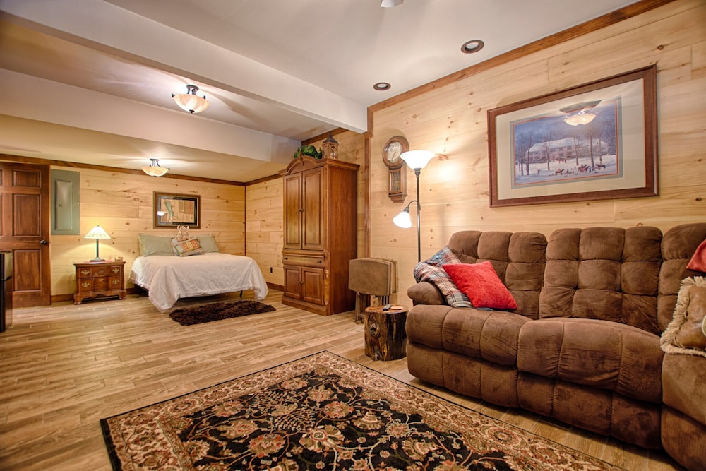 New Construction Log Home, Beautiful Home With Boat Slip - Cadiz, KY
