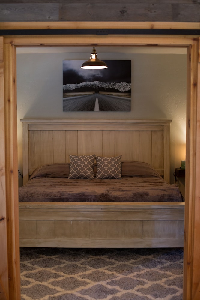 Custom Cabin Just Minutes From Glacier National Park! - West Glacier, MT