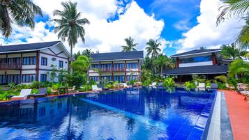 Piscina exterior, guarda-sóis, espreguiçadeiras