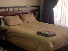 Frigobar, escrivaninha, Wi-Fi de cortesia, roupa de cama