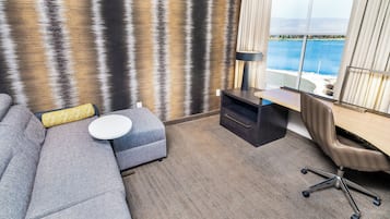 Cofre no quarto, secretária, cortinas/cortinados opacos