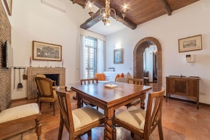 Apartamento tradicional, 2 quartos | Opções para refeição no quarto