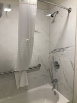 Uma banheira, um secador de cabelo, toalhas fornecidas