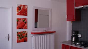 Geladeira, micro-ondas, cooktop, cafeteira/chaleira