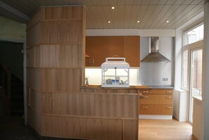 Apartamento, 2 quartos | Cozinha privada | Geladeira grande, micro-ondas, fogão, cooktop