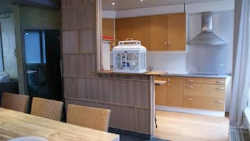 Apartamento, 2 quartos | Opções para refeição no quarto