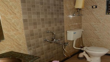 Quarto Triplo Deluxe, não fumadores | Casa de banho | Um polibã, artigos de higiene pessoal grátis, toalhas fornecidas